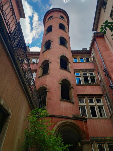 La tour rose à Lyon / maison du crible - Merveilles cachées