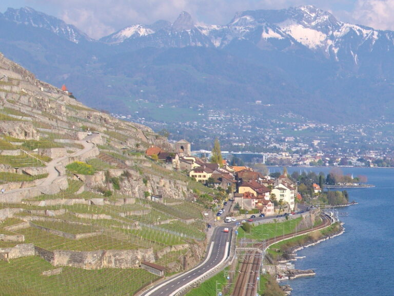 Visiter le village médiéval de Saint-Saphorin au bord du lac Léman ...